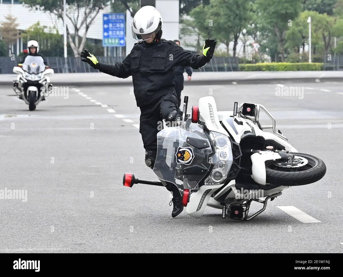(210108) -- FUZHOU, Jan. 8, 2021 (Xinhua) -- A member of a traffic ...