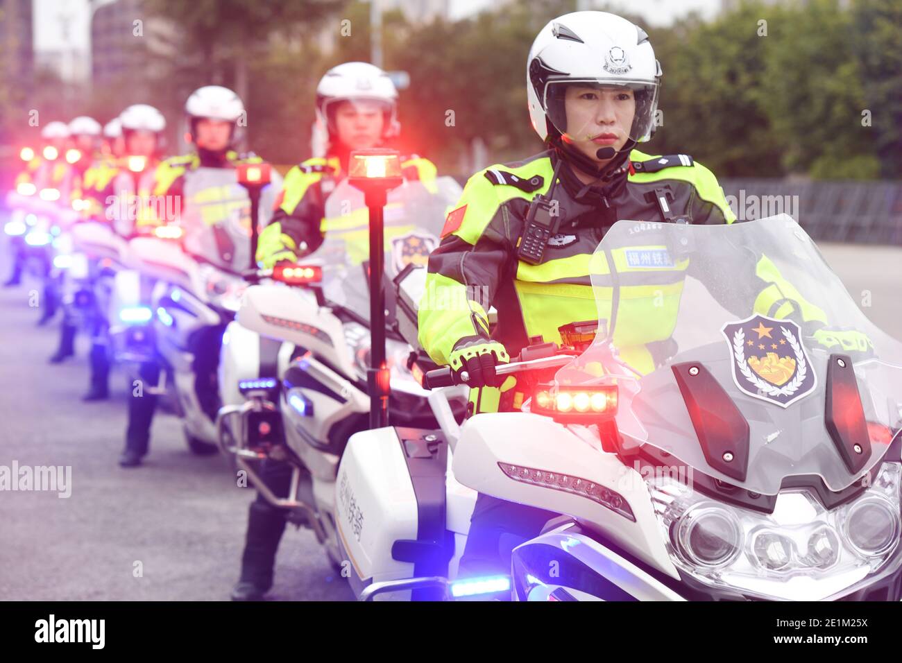 (210108) -- FUZHOU, Jan. 8, 2021 (Xinhua) -- Members of a traffic ...