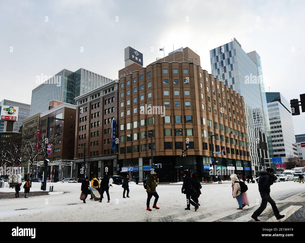 Pedestrians crossing road hi-res stock photography and images - Alamy