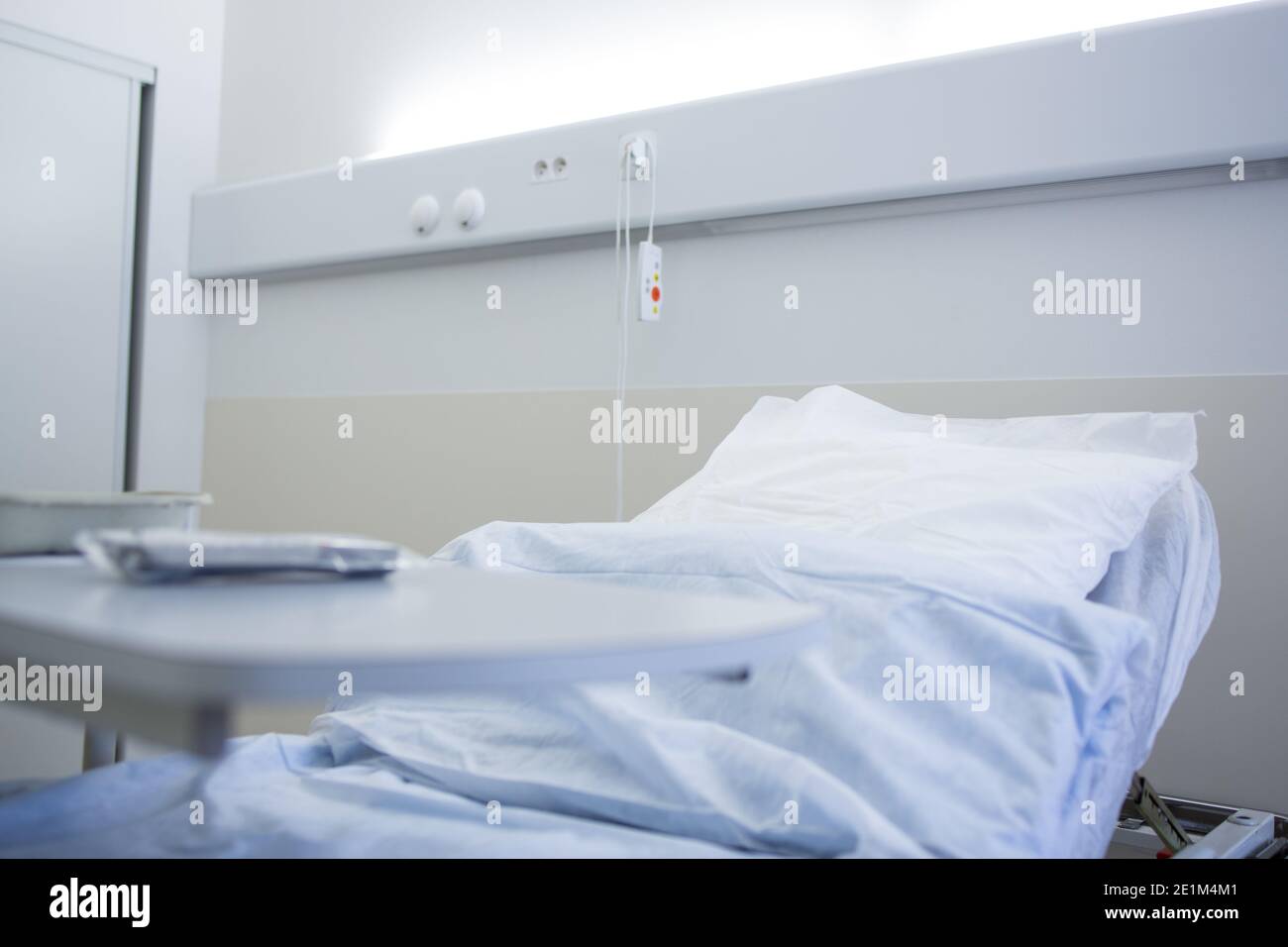 Empty hospital room with medical bed Stock Photo - Alamy