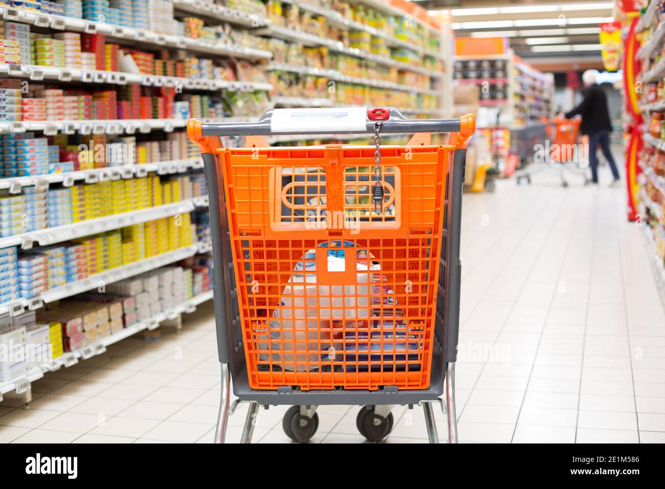 Shopping caddy in supermarket - Blurred background Stock Photo - Alamy