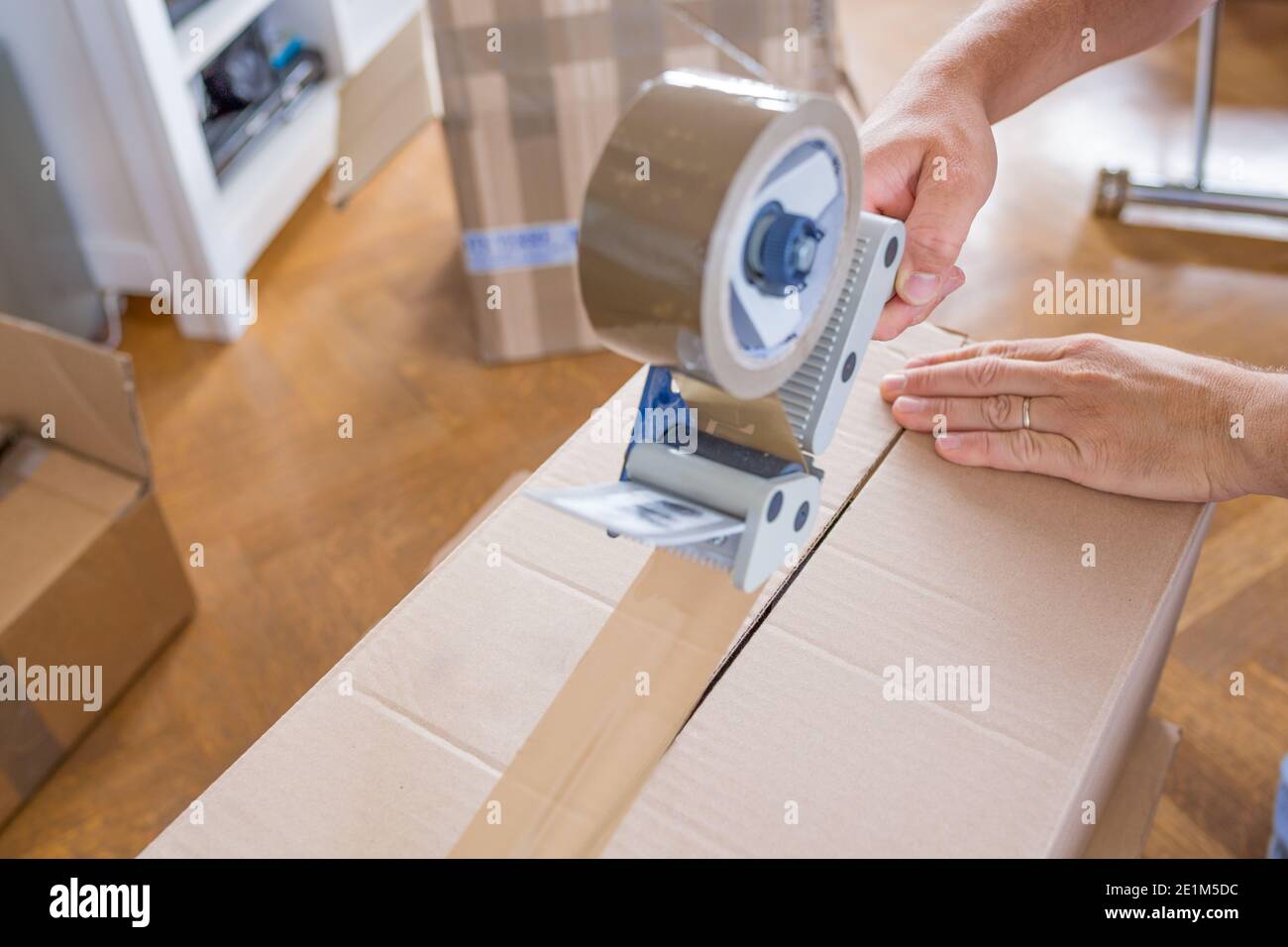 Man packing boxes hi-res stock photography and images - Alamy