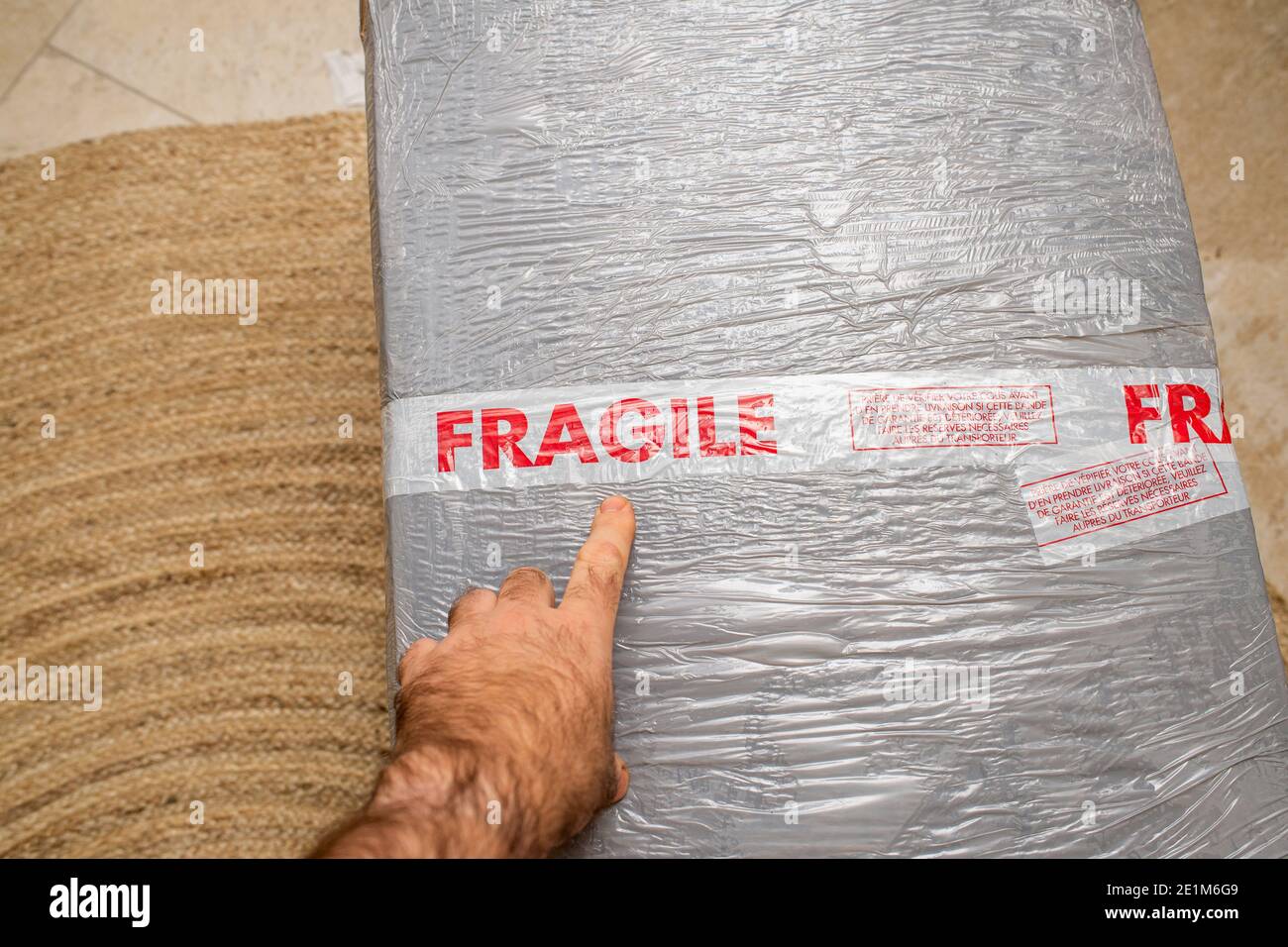 Red fragile warning label hi-res stock photography and images - Alamy