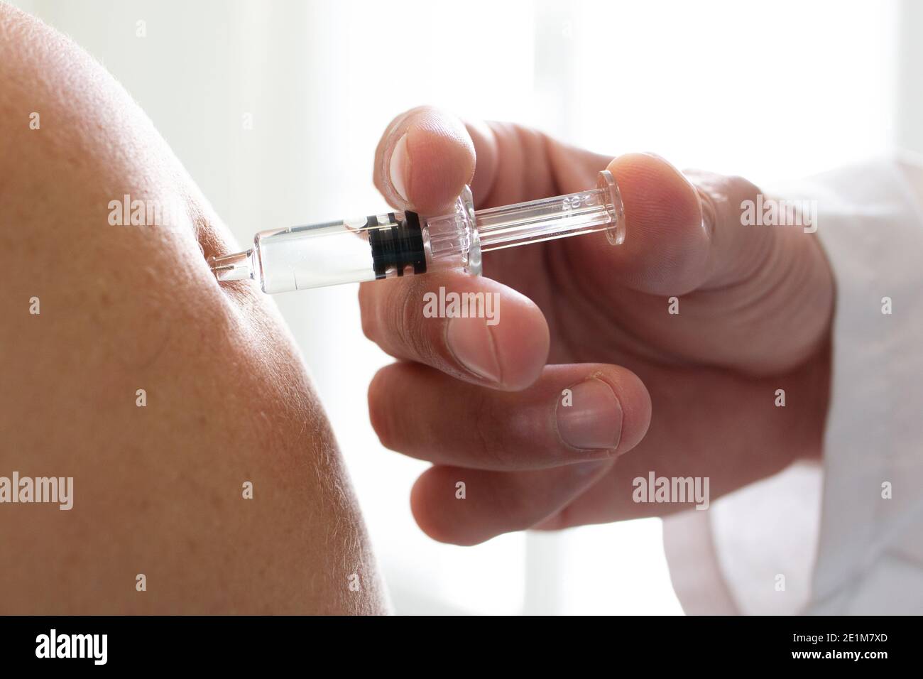 Doctor injection hi-res stock photography and images - Alamy