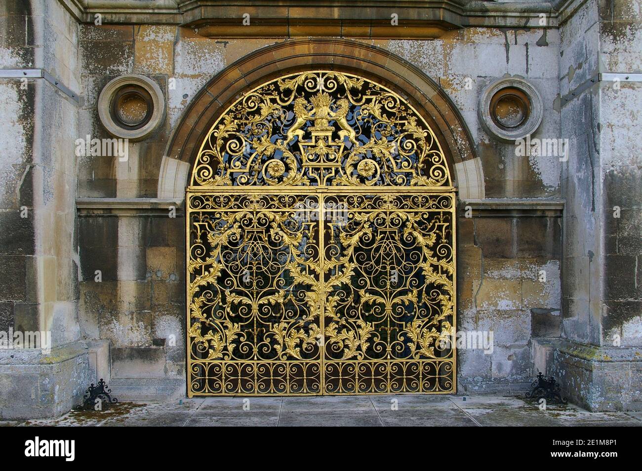 English country house gates hi-res stock photography and images - Alamy