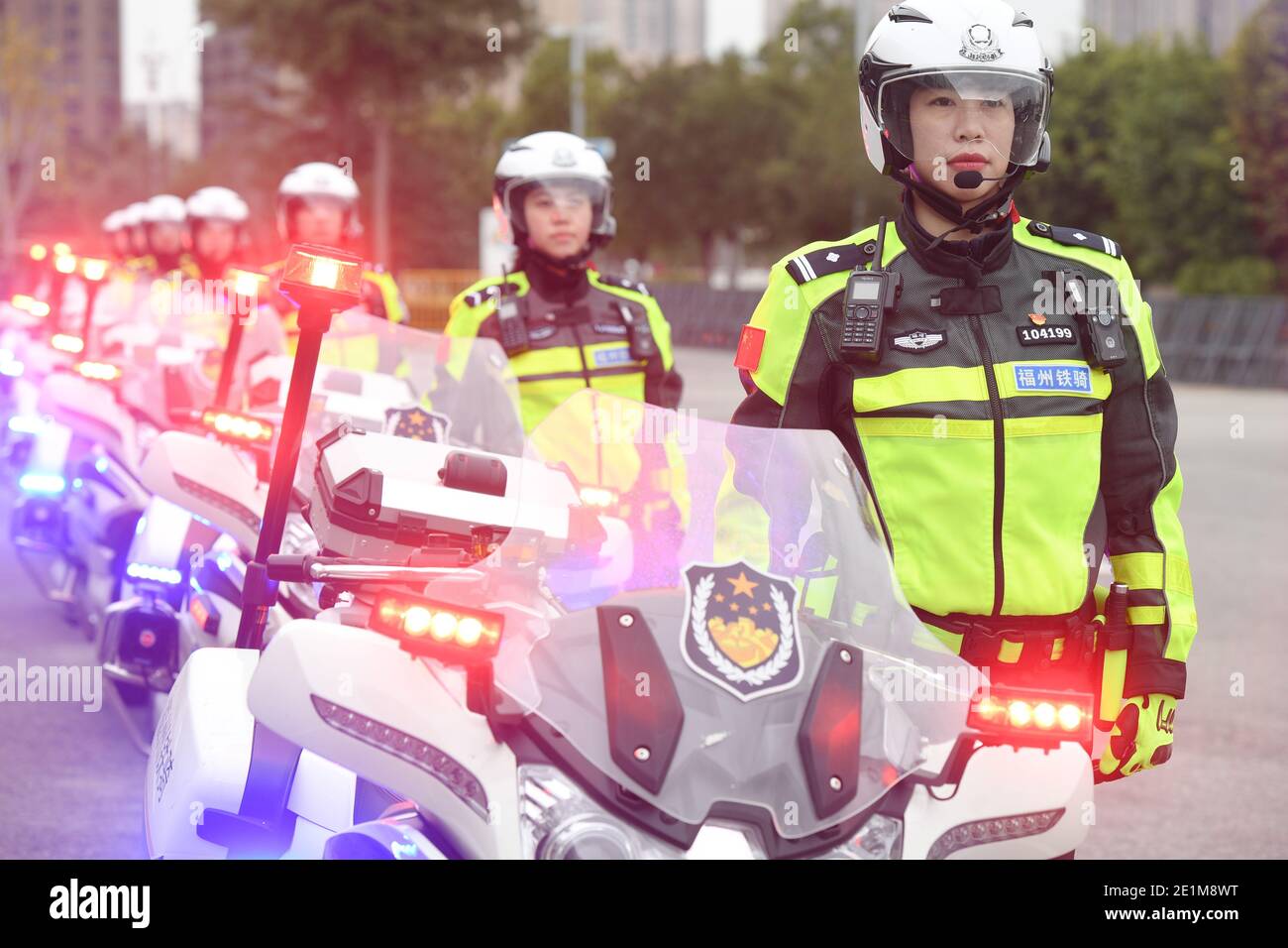 (210108) -- FUZHOU, Jan. 8, 2021 (Xinhua) -- Members of a traffic ...