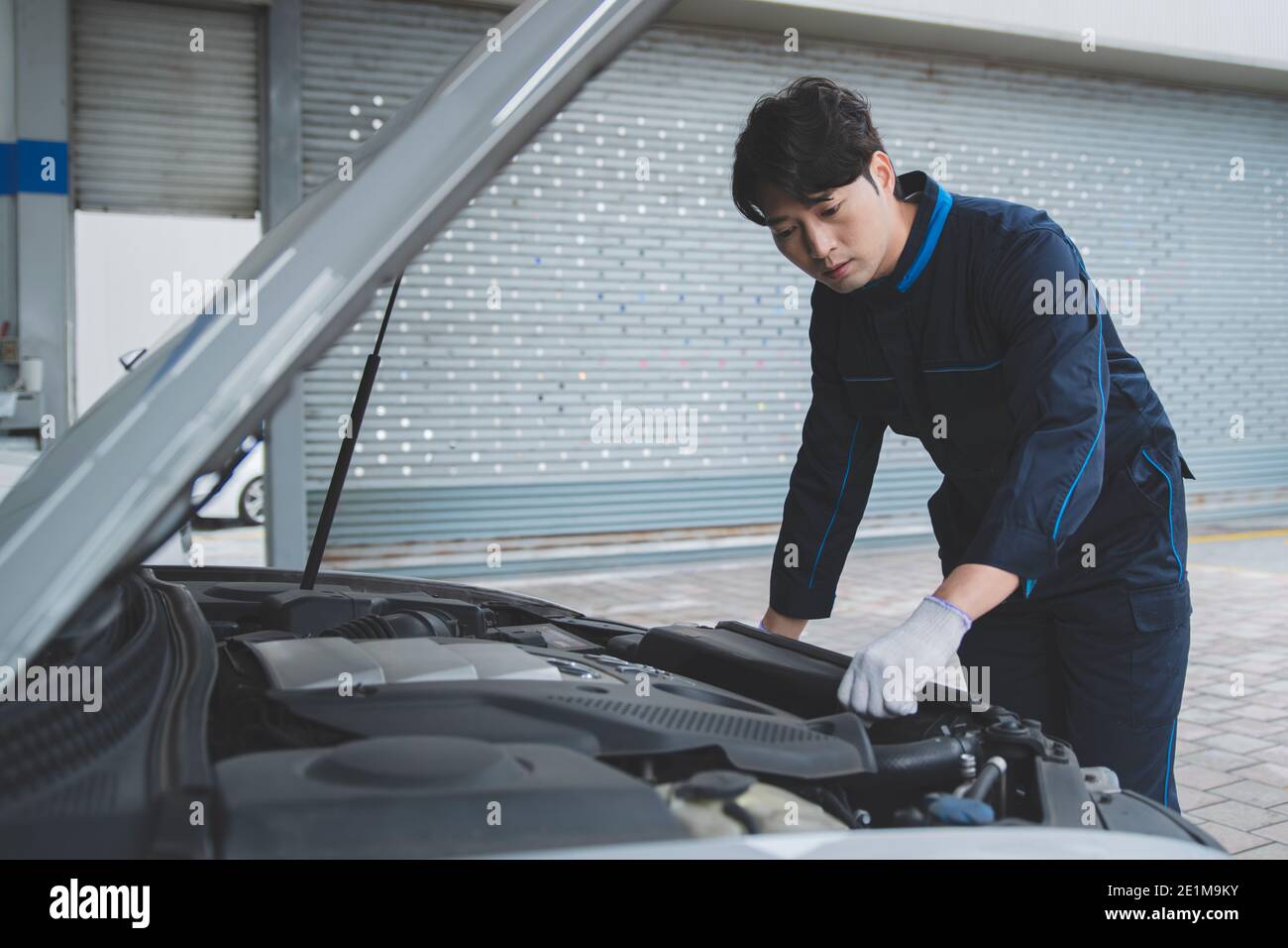 auto vehicle Service repair center concept with maintenance staff Stock ...