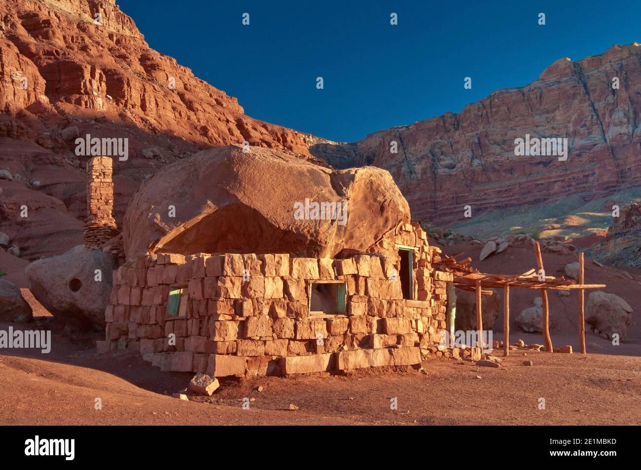 Red cliffs lodge hi-res stock photography and images - Alamy