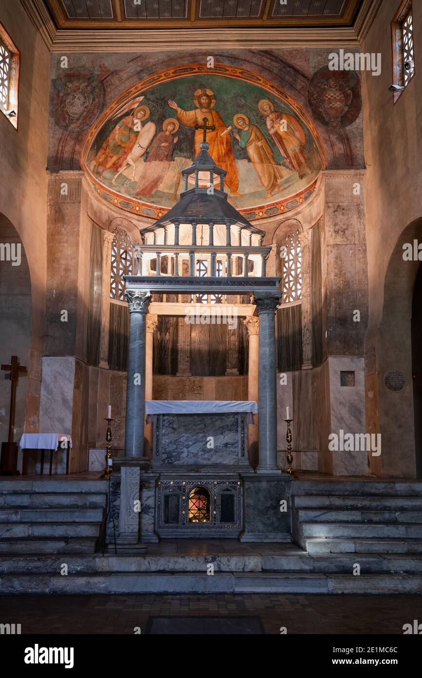 Altar basilica roma hi-res stock photography and images - Alamy