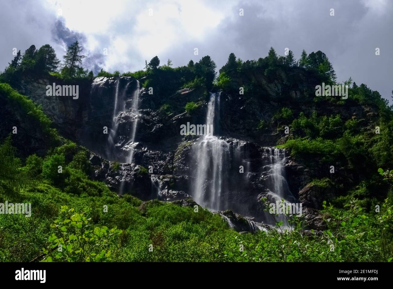 Waterfalls over rocks hi-res stock photography and images - Alamy