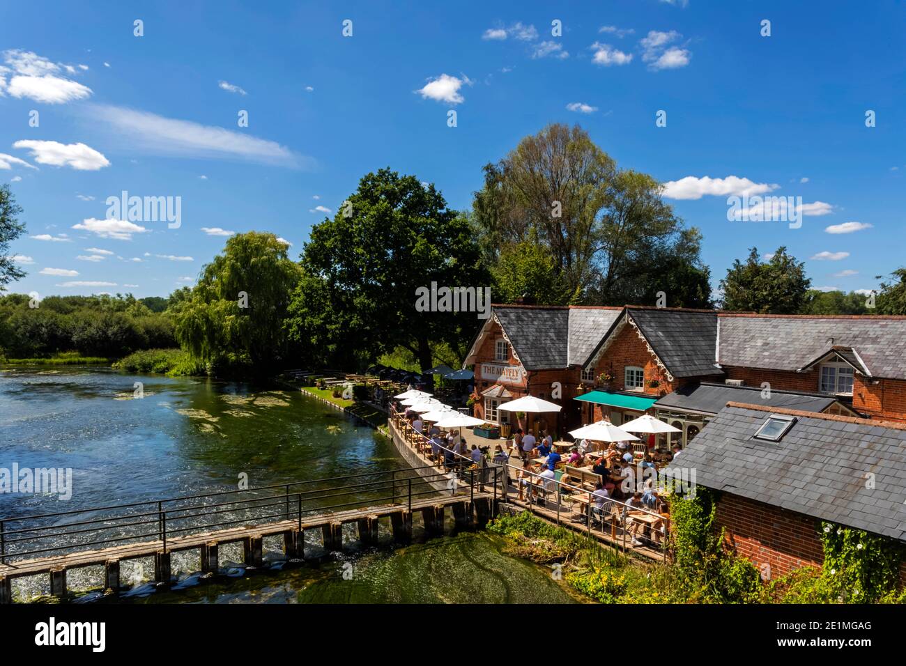 England, Hampshire, Stockbridge, The Mayfly Pub and River Test Stock ...