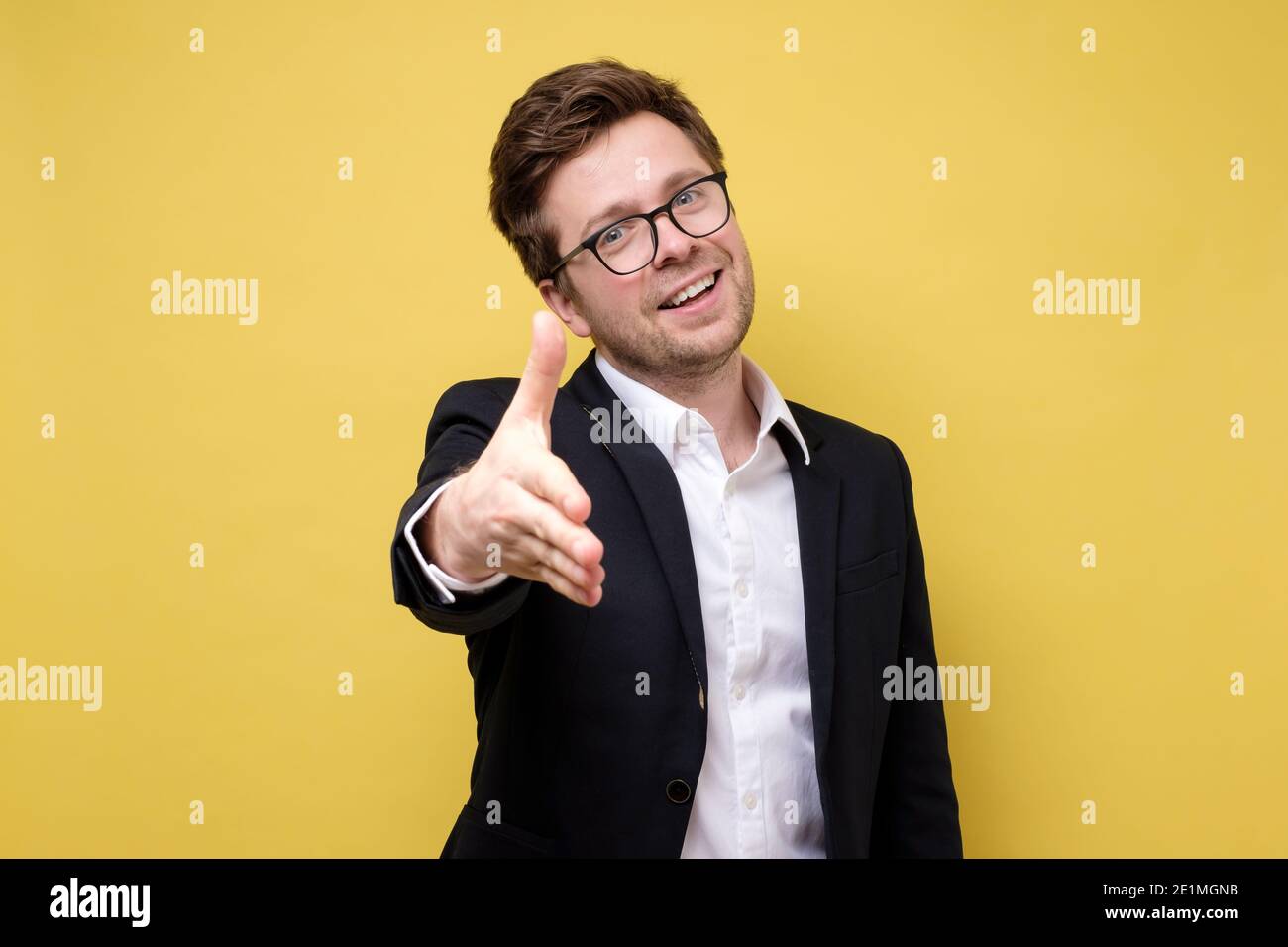 Shaking hands on wall hi-res stock photography and images - Alamy