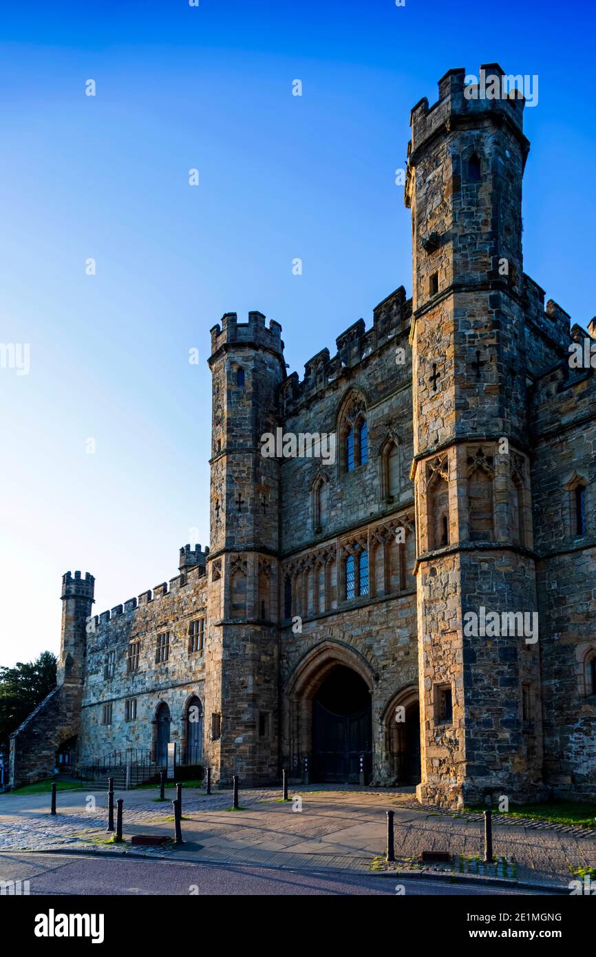 Town view and battle abbey gatehouse hi-res stock photography and ...