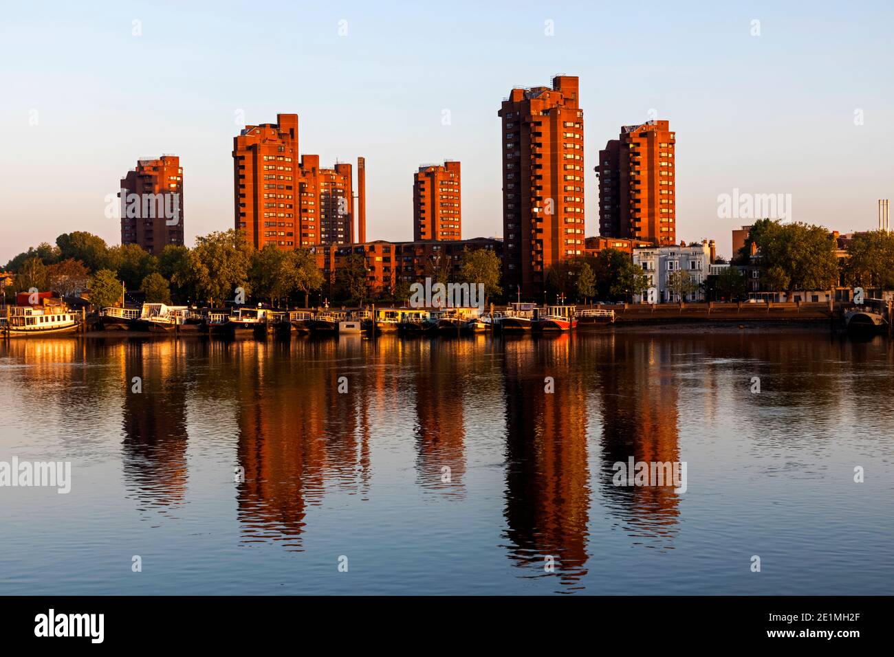 England, London, Chelsea, Battersea Bridge and World's End Estate Stock ...