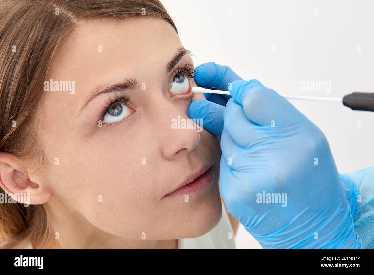 Doctor taking sample with swab from the eye Stock Photo - Alamy