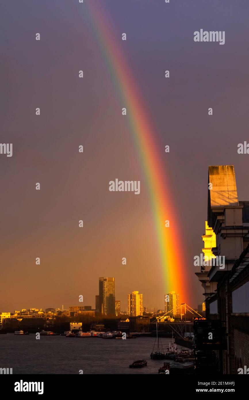 England, London, Docklands, River Thames and Canary Wharf, Skyline and ...