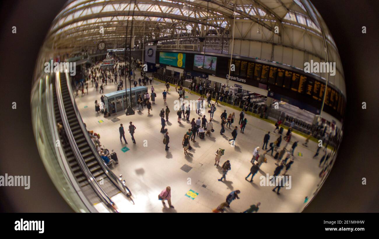 Waterloo station, crowds, trains, platforms, people Stock Photo - Alamy