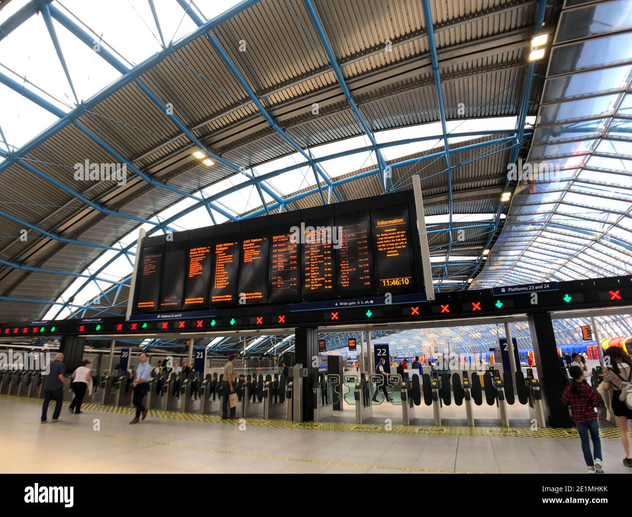 Waterloo station, crowds, trains, platforms, people Stock Photo - Alamy
