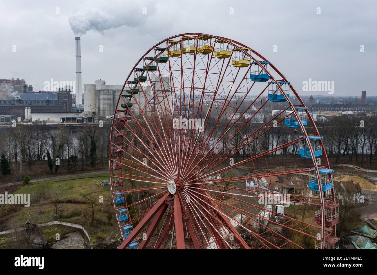 Berlin, Germany. 08th Jan, 2021. The Ferris wheel at Spreepark towers ...