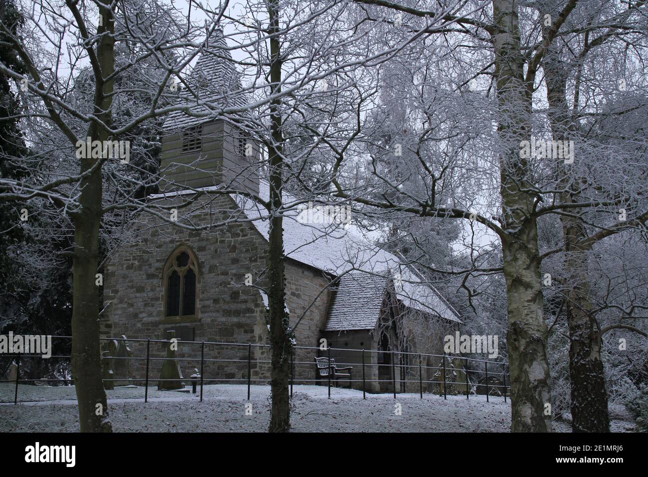 English snow scene with church hi-res stock photography and images - Alamy