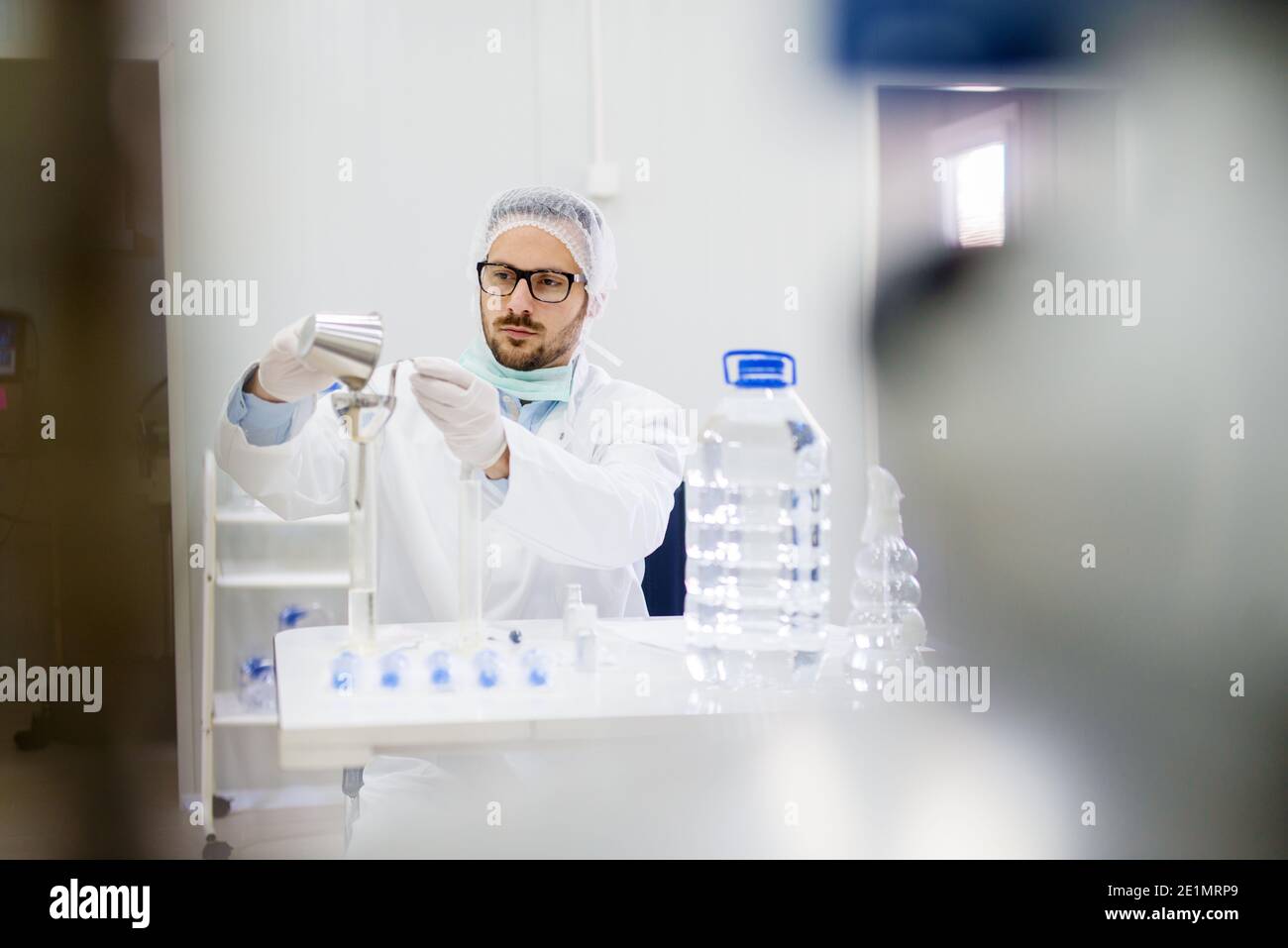 Laboratory employee hi-res stock photography and images - Alamy