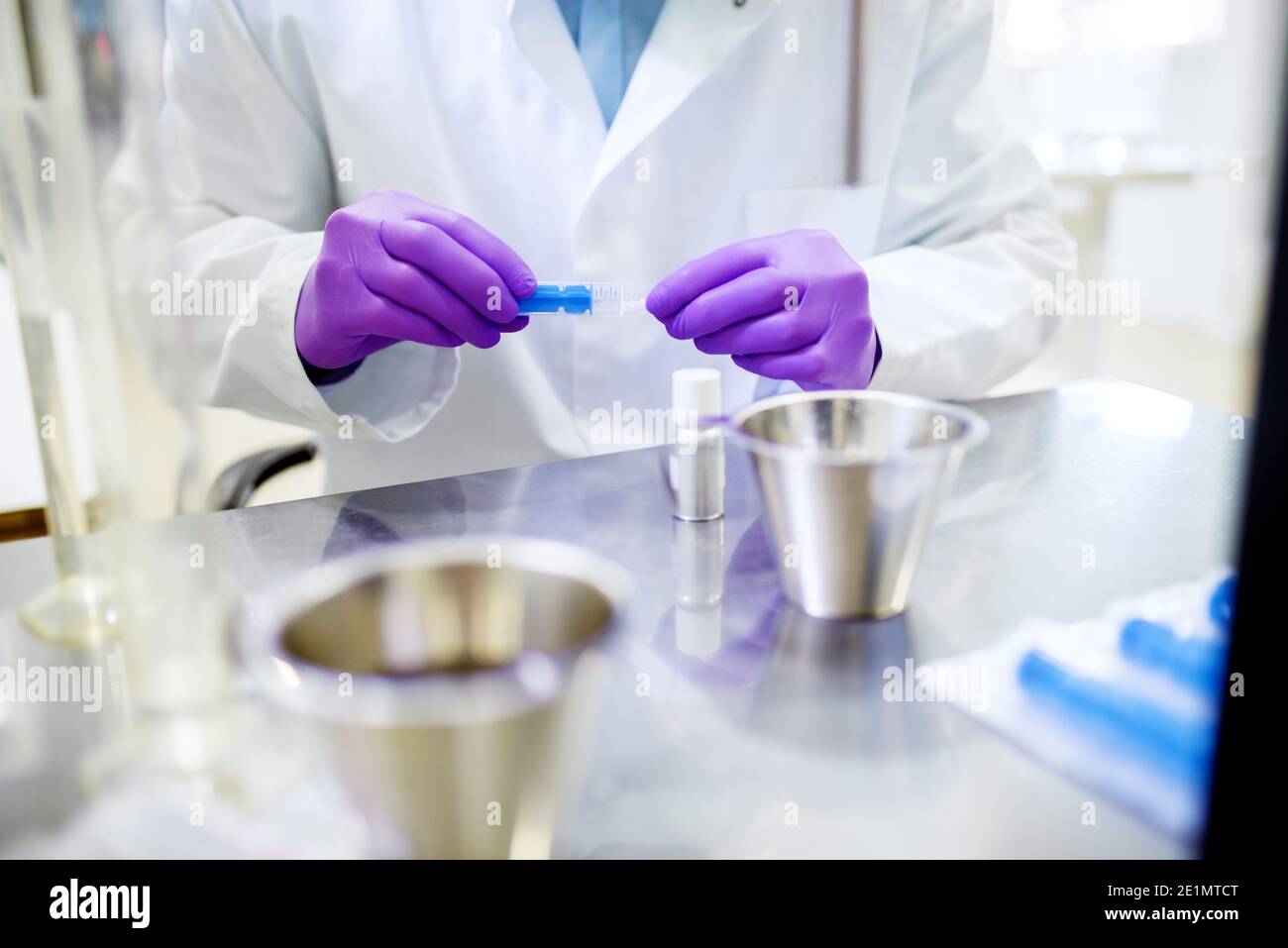Hands on experiments hi-res stock photography and images - Alamy