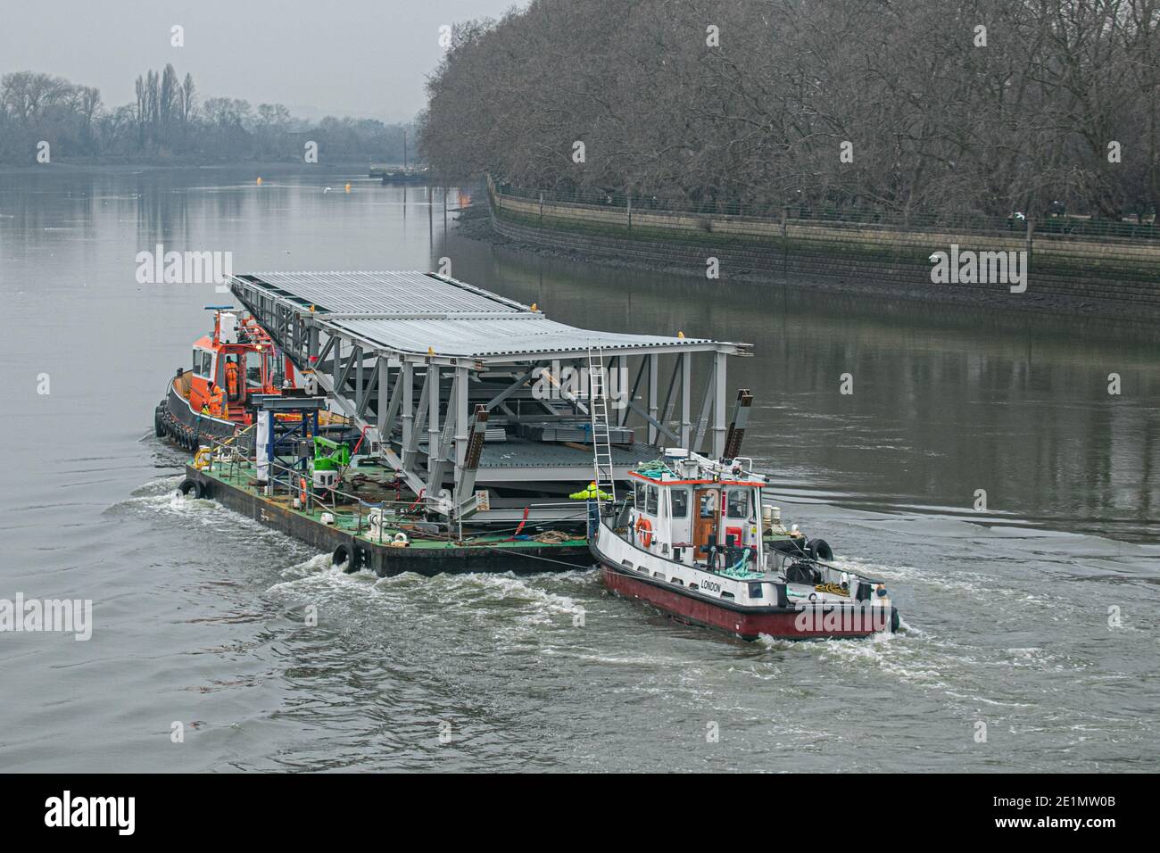 PUTNEY LONDON, UK 8 January 2021. A barge transports a stadium stand to ...