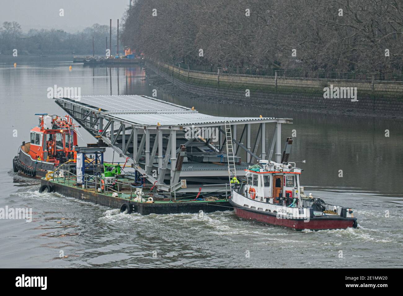 PUTNEY LONDON, UK 8 January 2021. A barge transports a stadium stand to ...