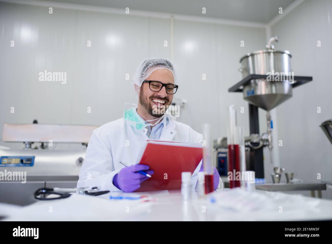 Male lab technologist hi-res stock photography and images - Alamy