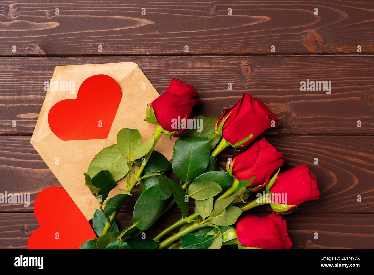 Bouquet of roses and envelope top view Stock Photo - Alamy