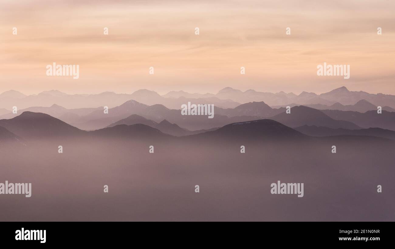 Blue mountain layers hi-res stock photography and images - Alamy