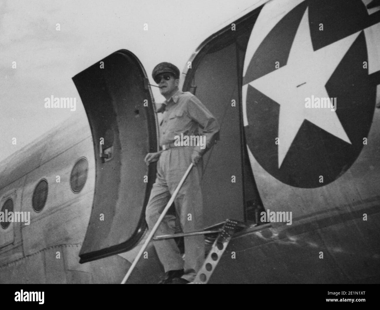 Douglas macarthur ww2 hi-res stock photography and images - Alamy