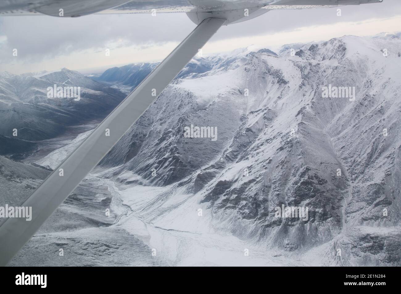 Small plane flying over alaska mountain hi-res stock photography and ...