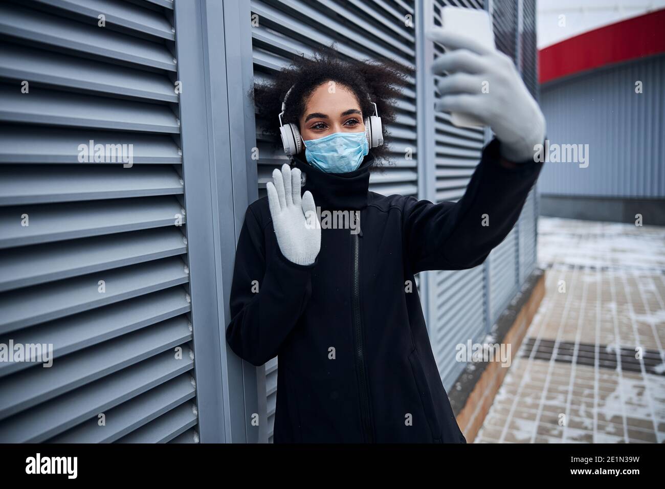 Woman saying hello waving hand hi-res stock photography and images - Alamy
