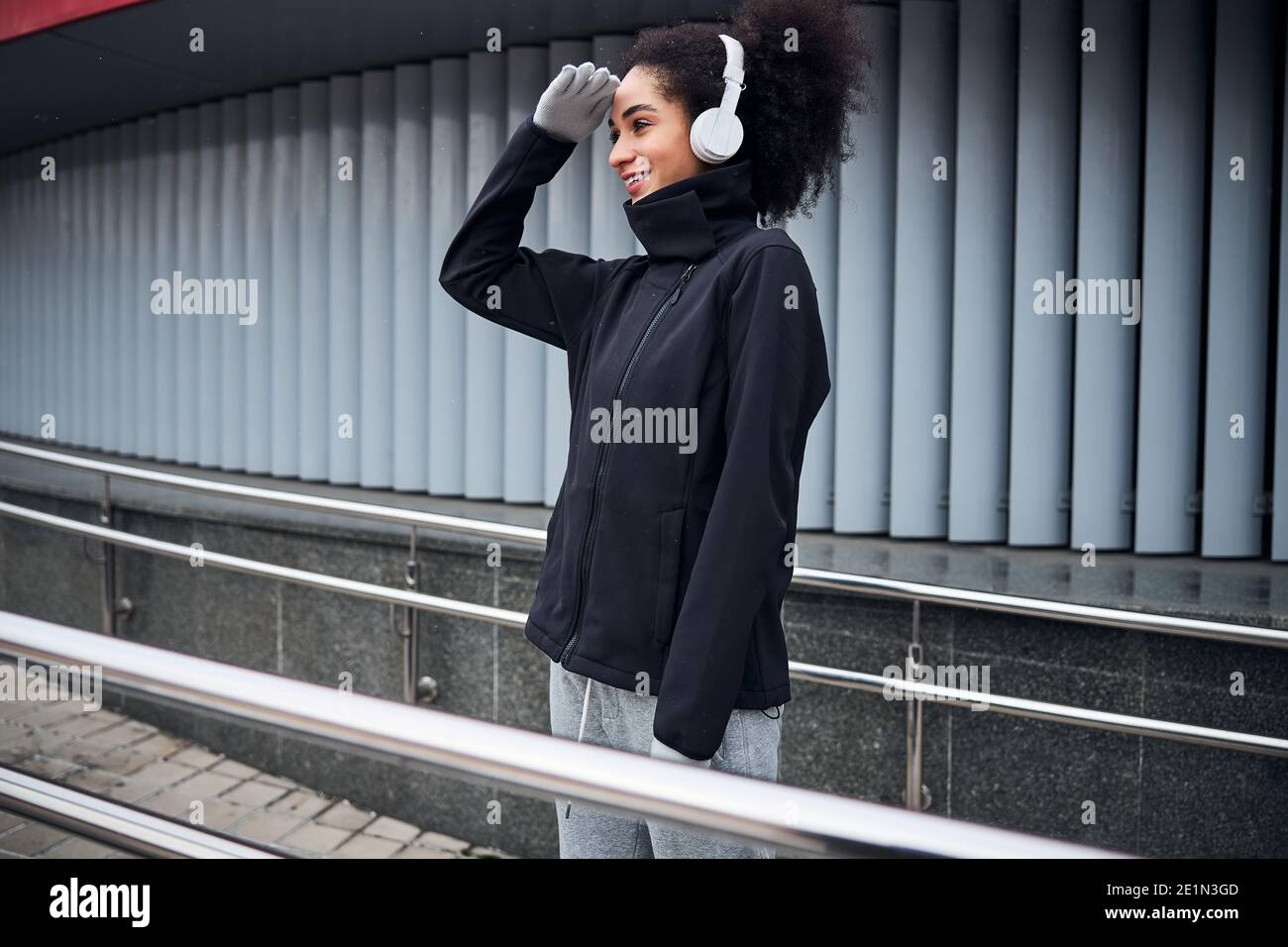 Hand shading eyes hi-res stock photography and images - Alamy