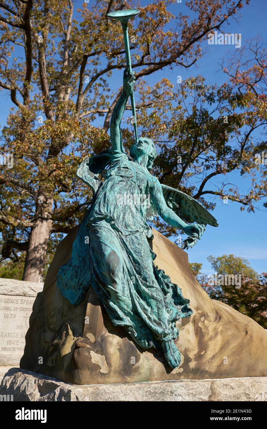Statue angel blowing trumpet hi-res stock photography and images - Alamy