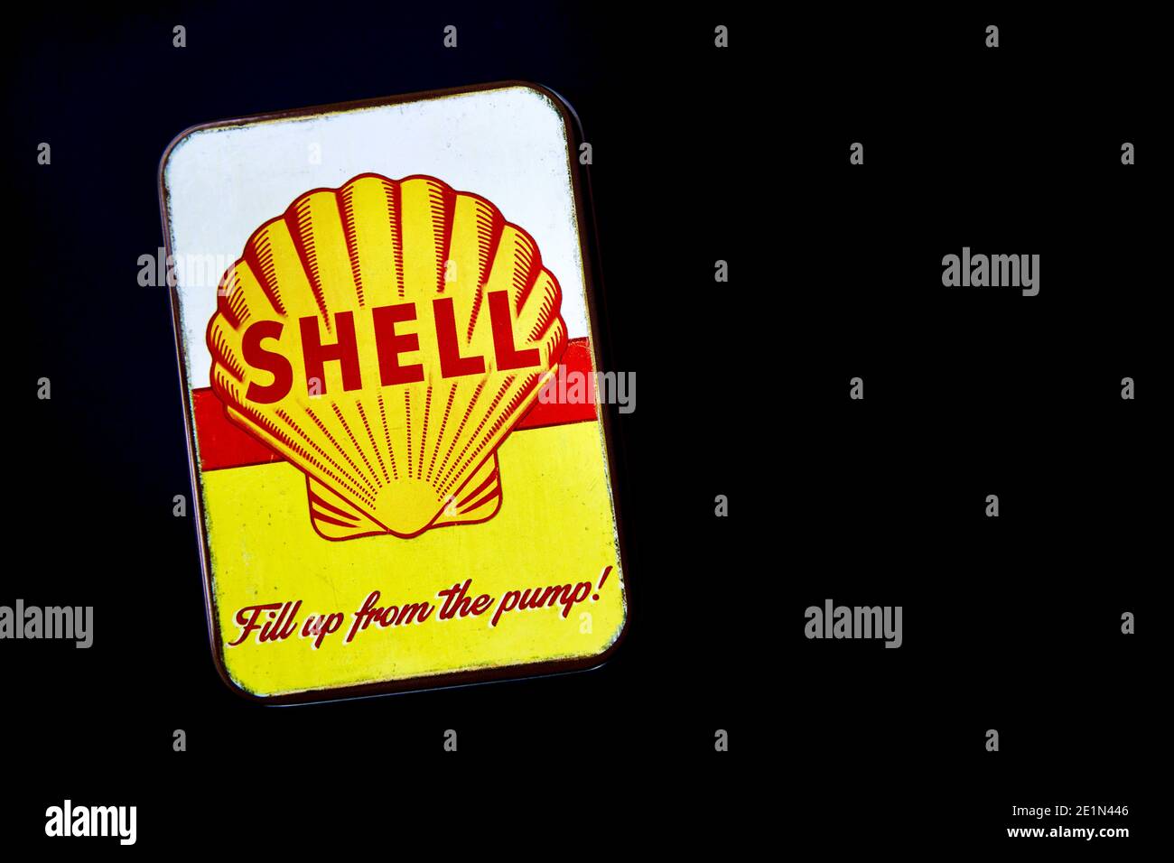 Shell Retro logo Collector Tin Stock Photo - Alamy