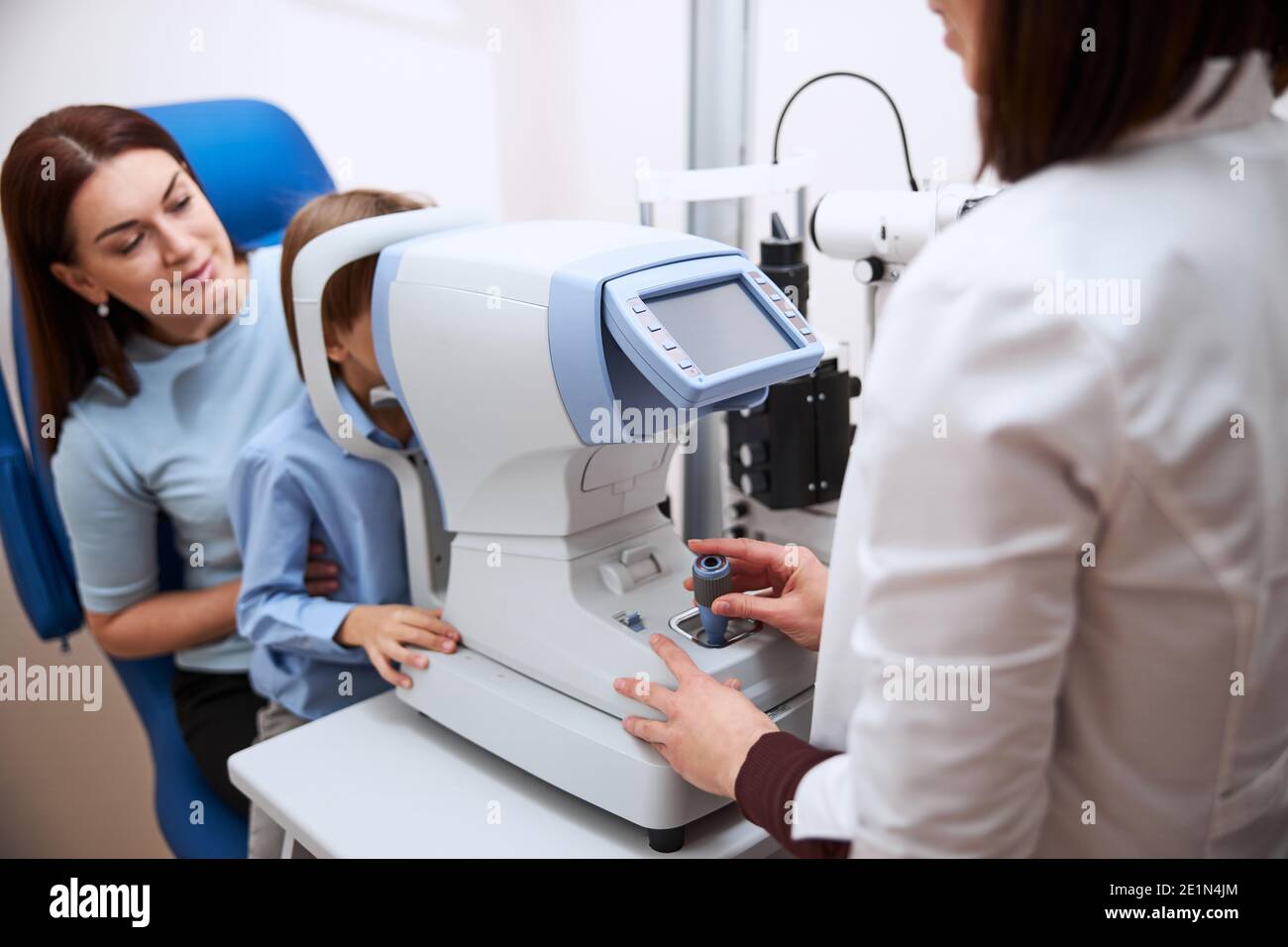 Optician eye checking machine hi-res stock photography and images - Alamy