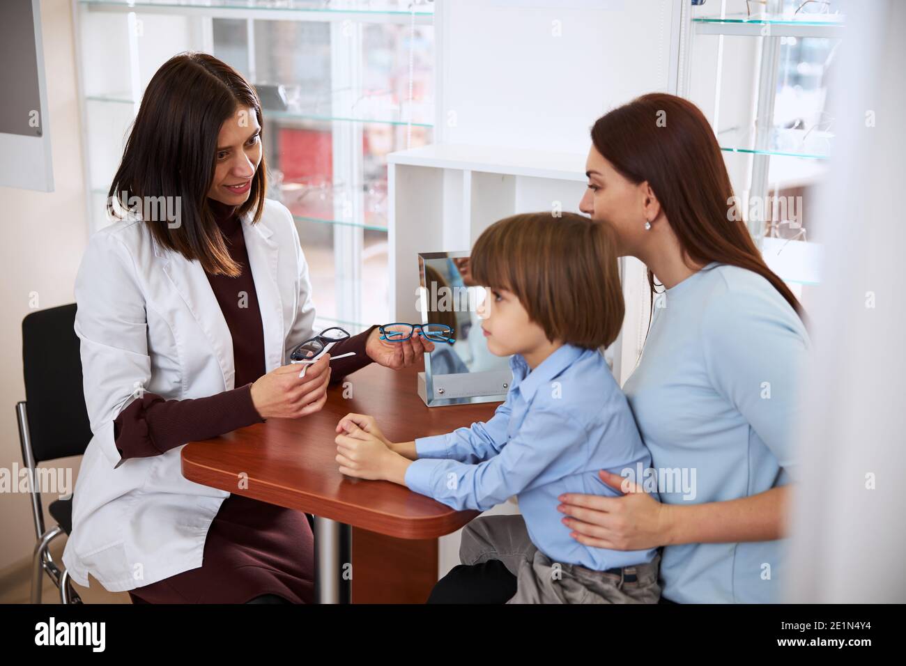 Female doctor explaining child hi-res stock photography and images - Alamy