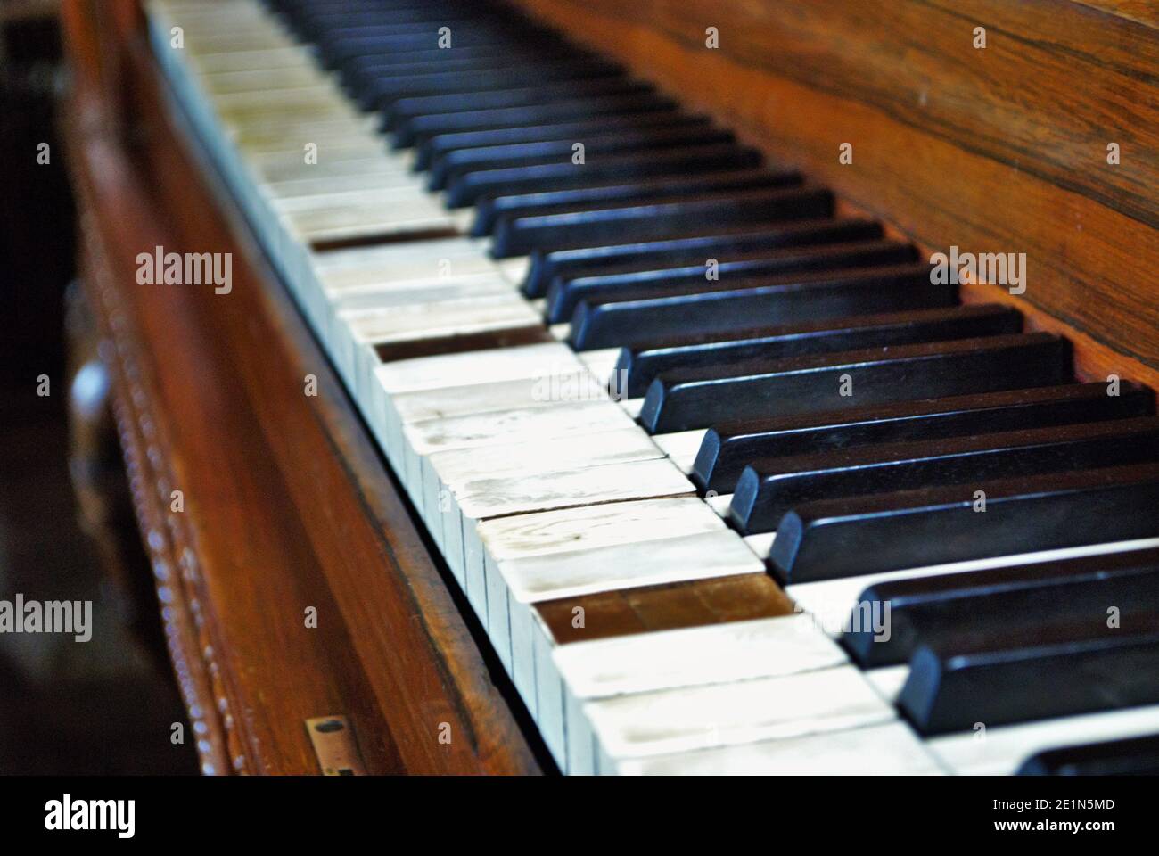 Old worn out piano close up of missing keys Stock Photo - Alamy