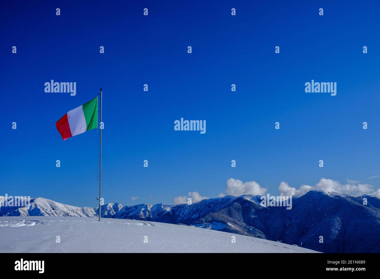 Flag top of mountain hi-res stock photography and images - Alamy