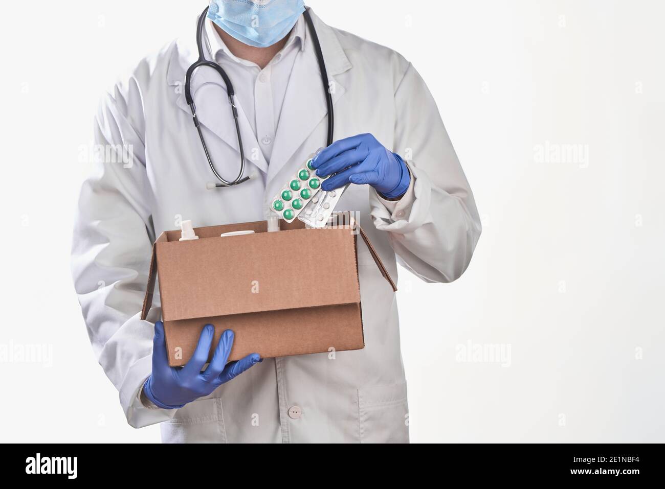Doctor collecting ordered pills into a cardboard box Stock Photo - Alamy