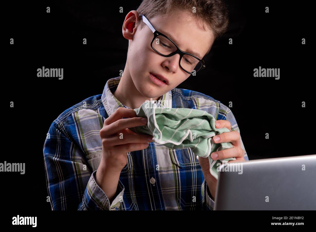 Boy crying computer hi-res stock photography and images - Alamy