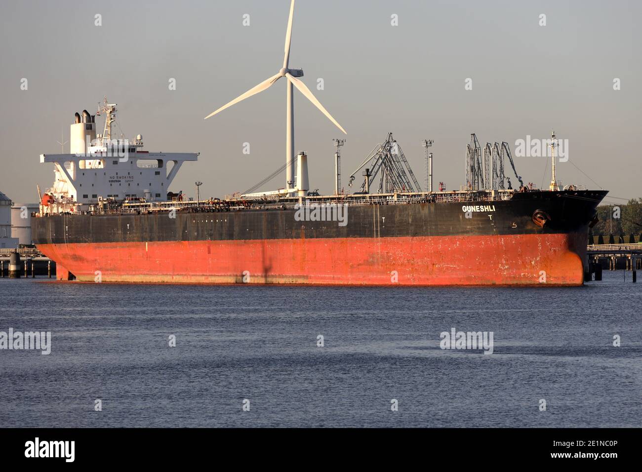 Oil terminal rotterdam hi-res stock photography and images - Alamy