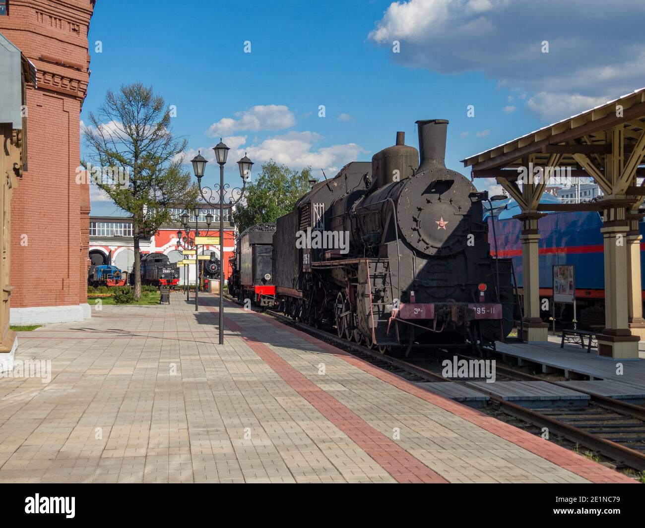 Old fashioned railway station platform hi-res stock photography and ...