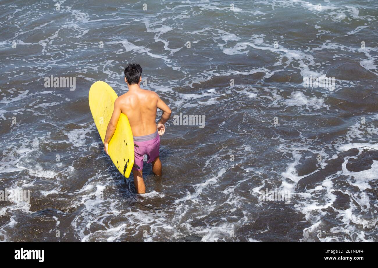 Yellow surfboard hi-res stock photography and images - Alamy