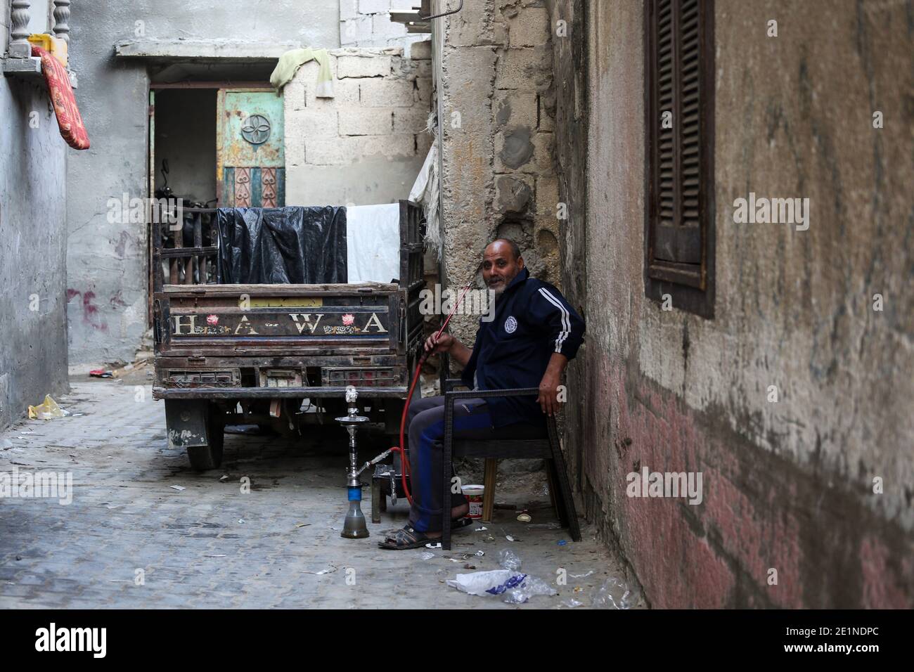 Deir Al-Balah, The Gaza Strip, Palestine. 8th Jan, 2021. A Palestinian ...