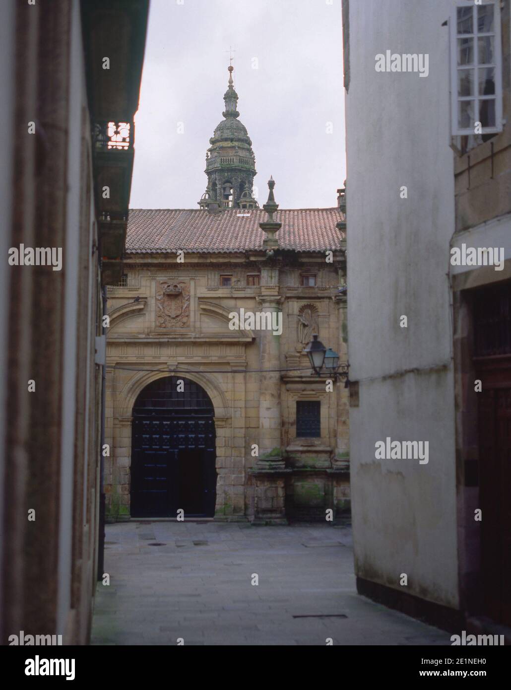 CALLE ESTRECHA - FACHADA CON FRONTON CURVO PARTIDO POR EL ESCUDO REAL ...