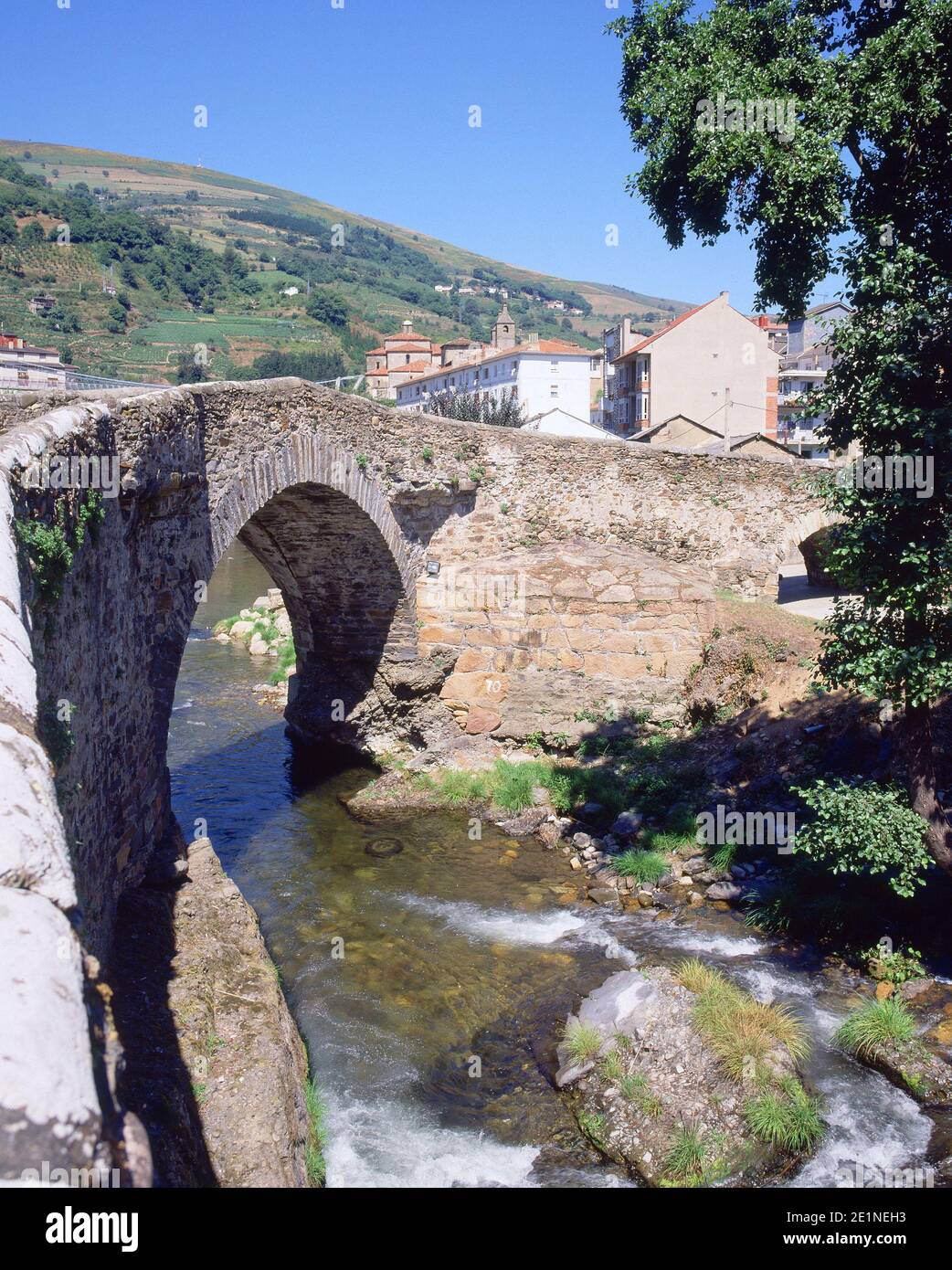 PUENTE MEDIEVAL SOBRE EL RIO NARCEA. Location: EXTERIOR. CANGAS DEL ...