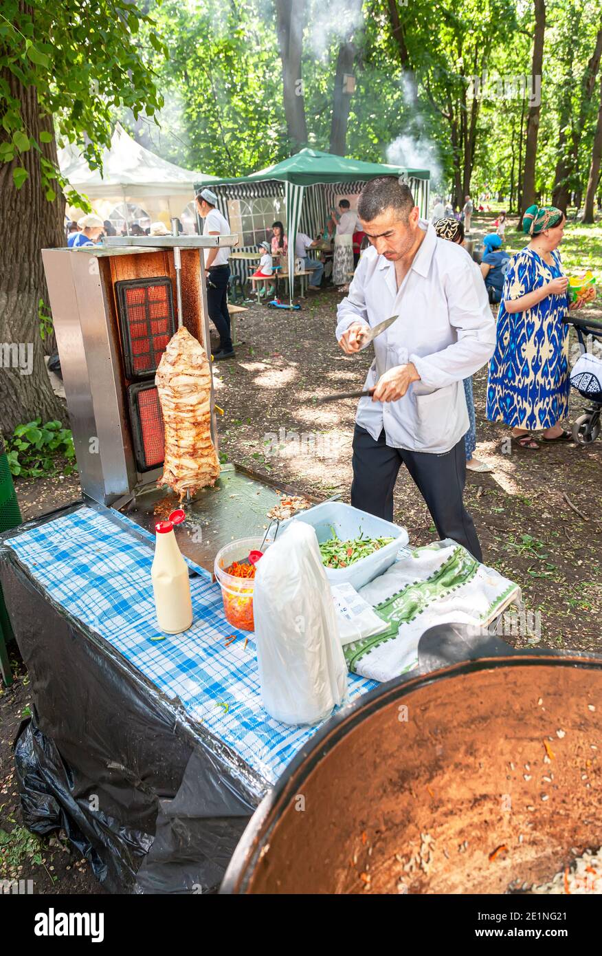 Samara, Russia - May 28, 2016: Cooking traditional fast food doner ...